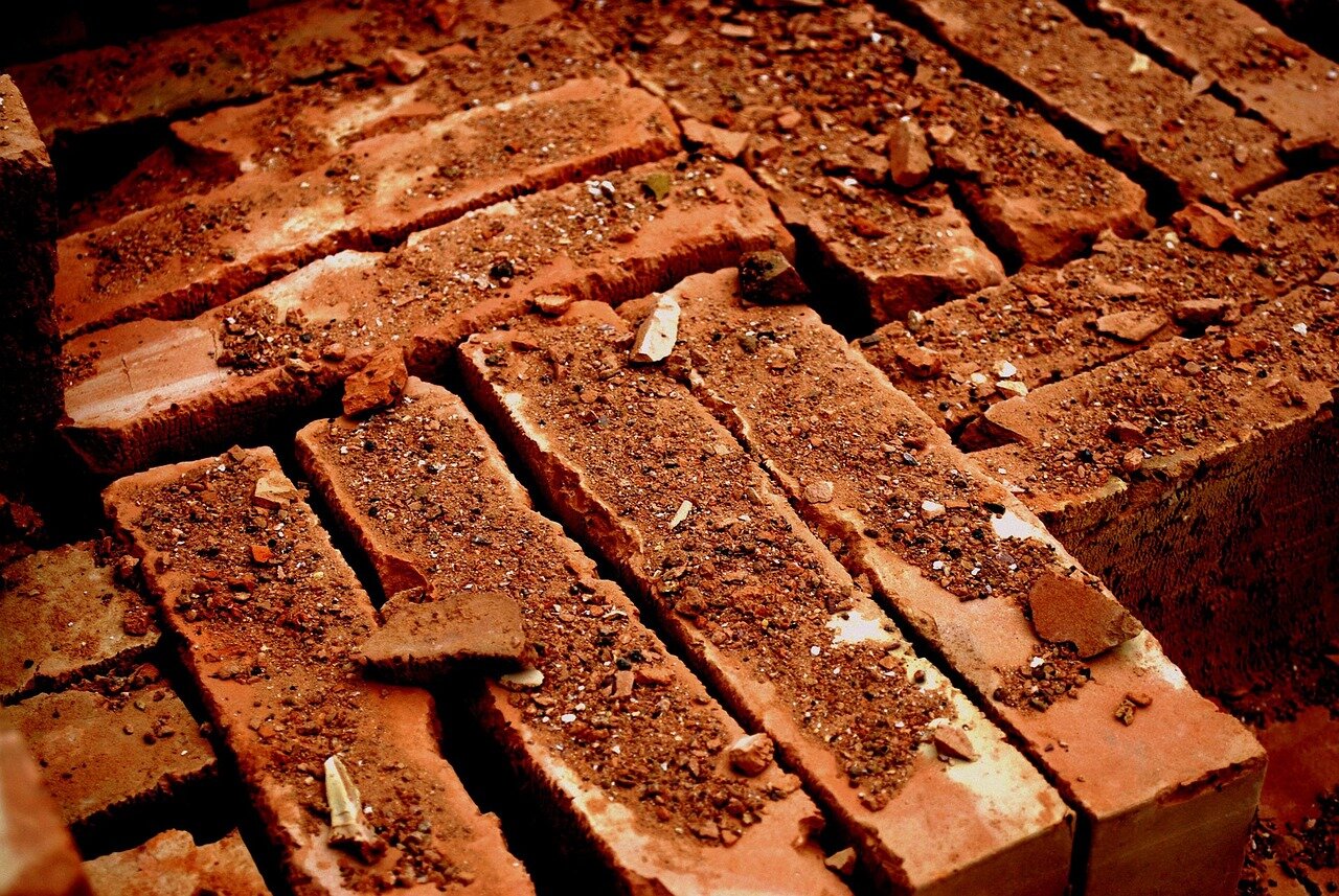 Pourquoi utiliser l'argile crue comme matériau de construction ...